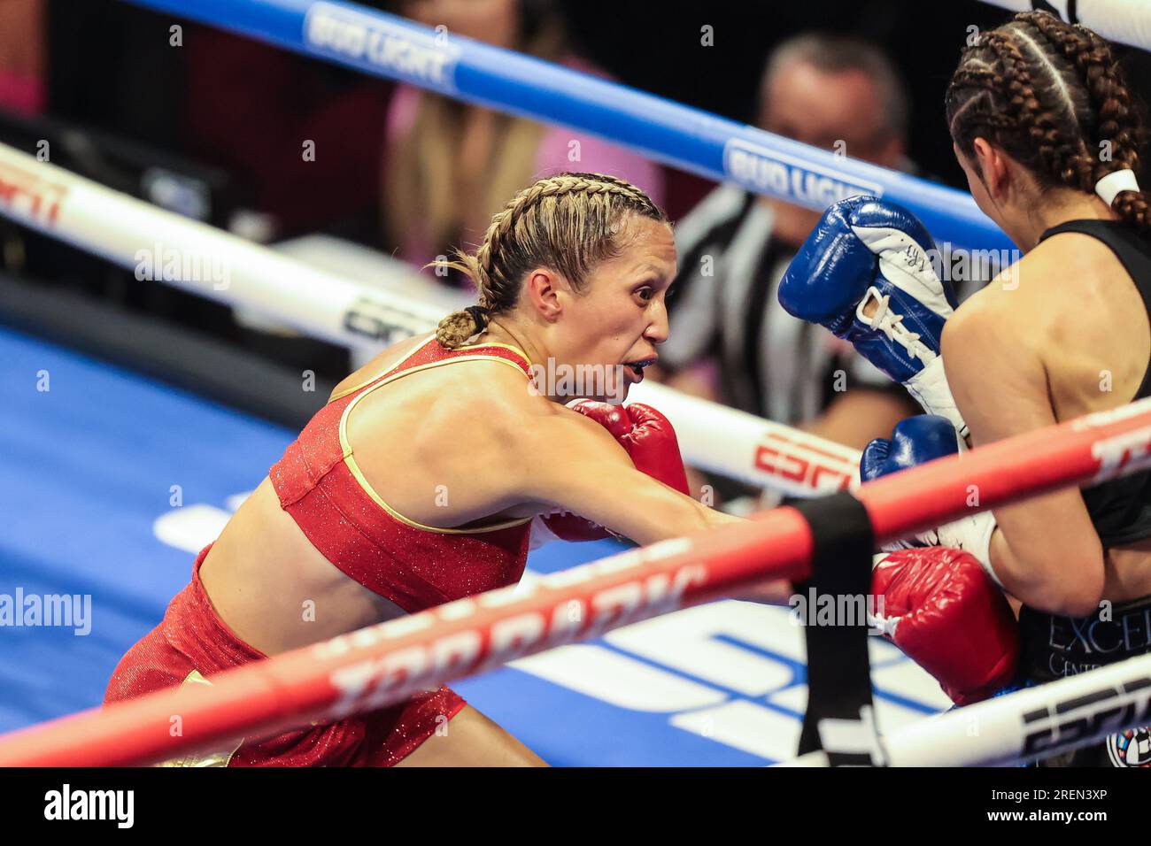 Las Vegas, NV, USA. 28th July, 2023. Seniesa Estrada (L) punches ...