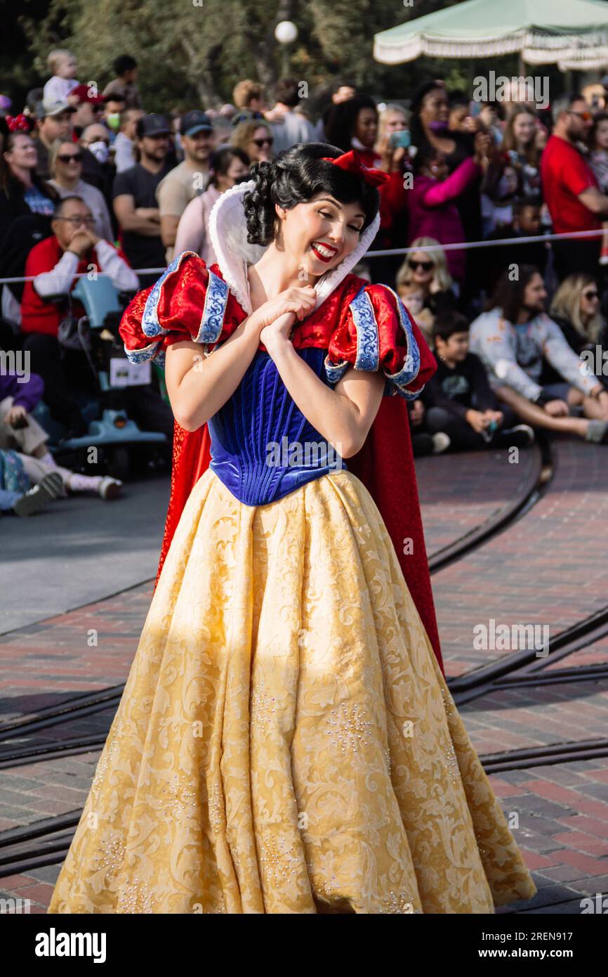 Snow white in disneyland hi-res stock photography and images - Alamy