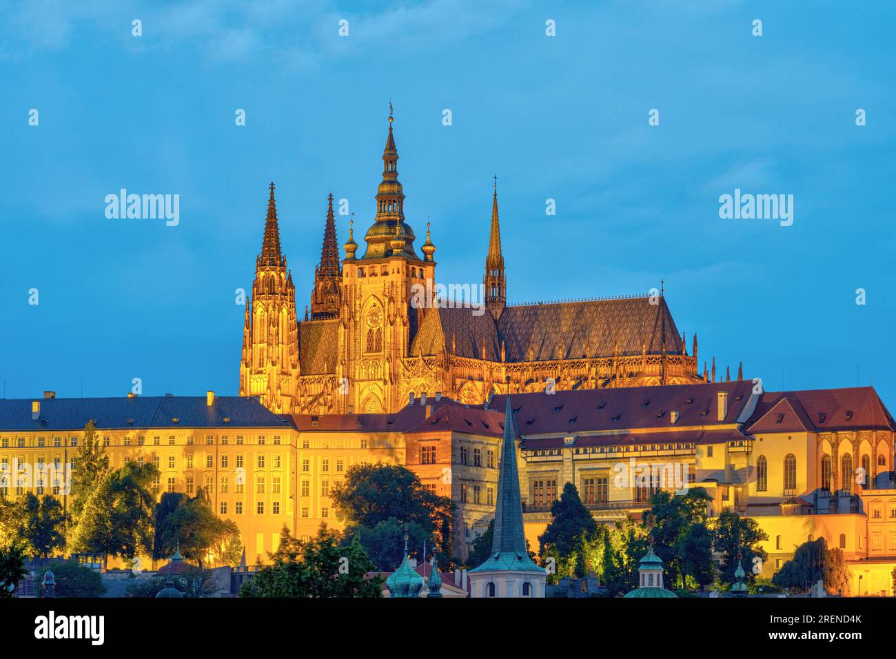 The castle with the St. Vitus Cathedral in Prague at twilight Stock ...