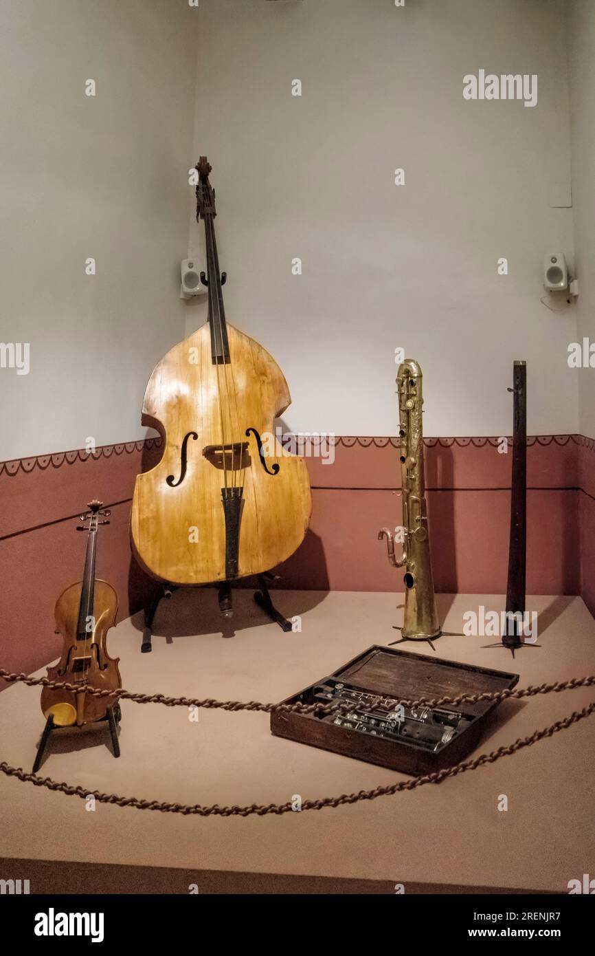 Collection of old musical instruments hi-res stock photography and ...