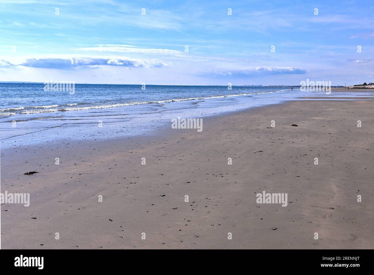 Empty sandy beach ocean waves hi-res stock photography and images - Alamy