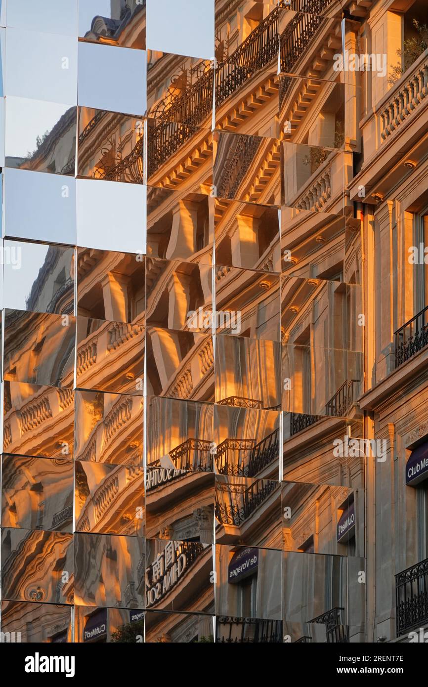 Paris, Champs-Elysées, verspiegelte Verkleidung einer Baustelle ...