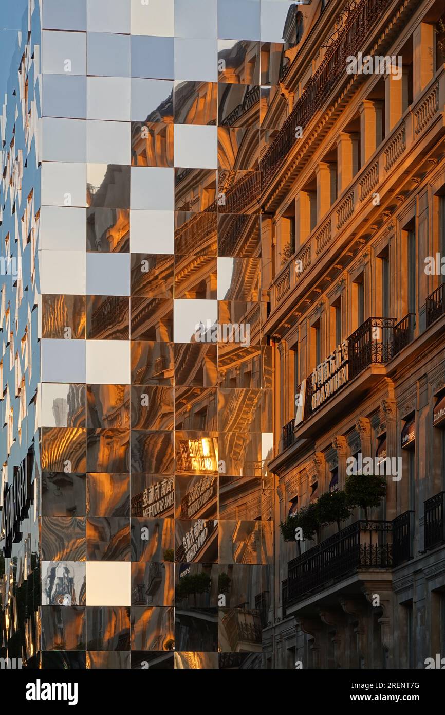 Paris, Champs-Elysées, verspiegelte Verkleidung einer Baustelle ...