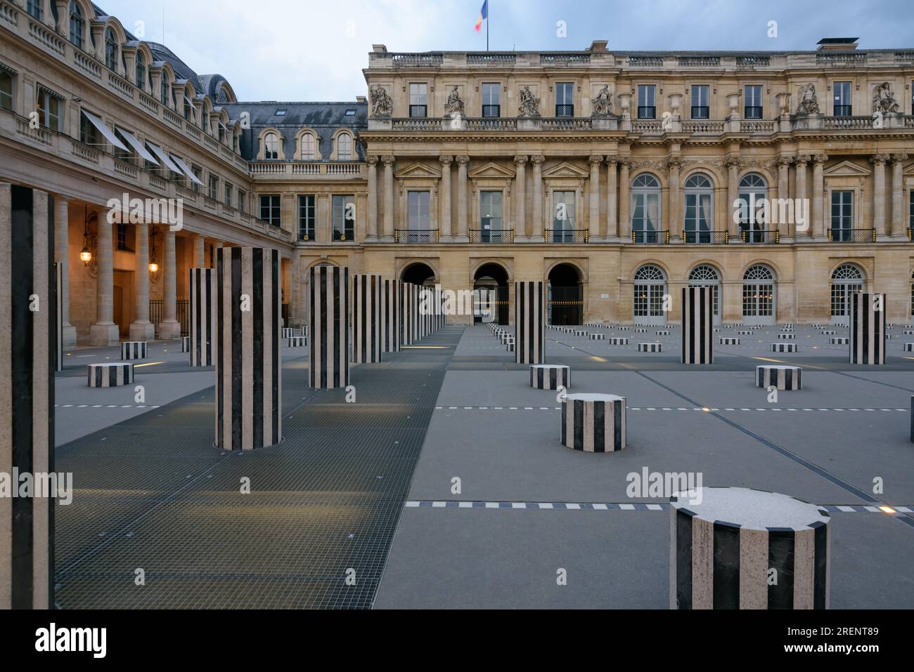 Paris, Palais Royal, Ehrenhof (Cour d’Honneur), Les Deux Plateaux von ...