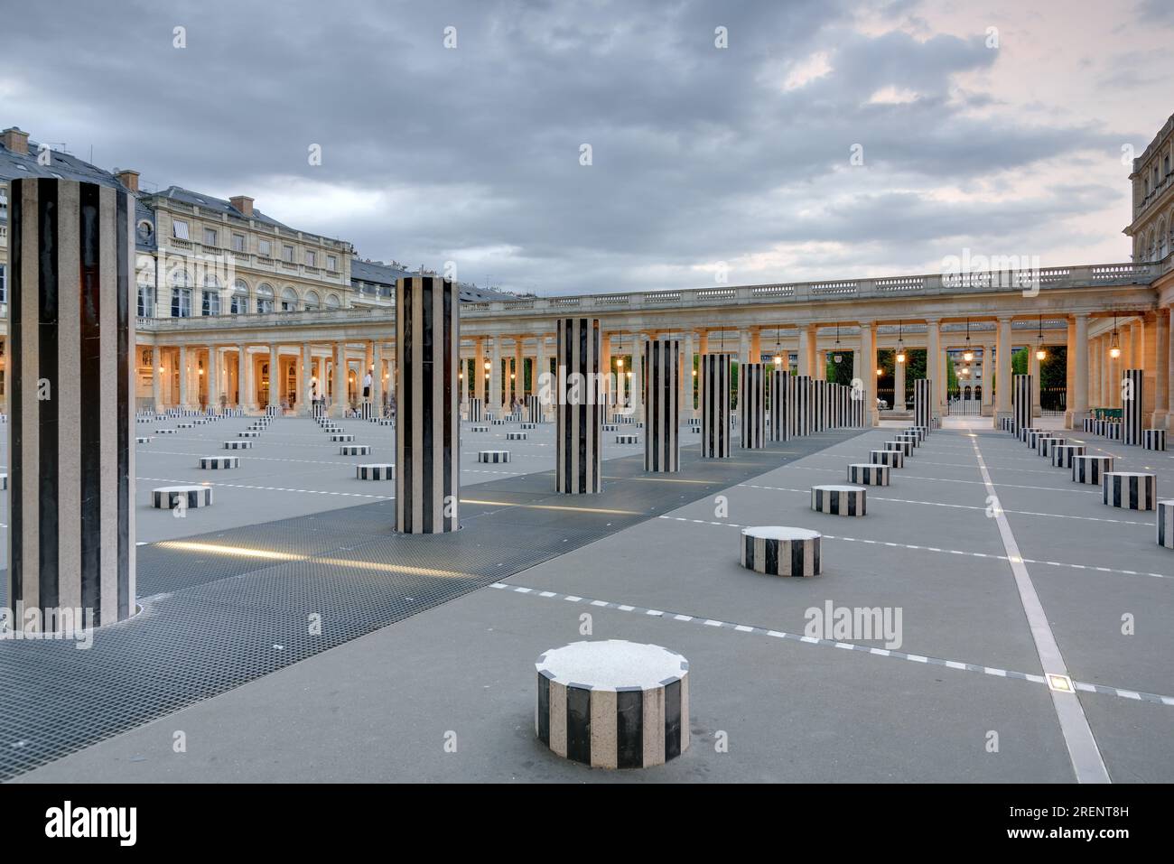 Paris, Palais Royal, Ehrenhof (Cour d’Honneur), Les Deux Plateaux von ...