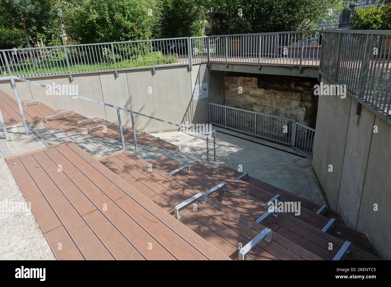 Paris, Jardin Pierre Teilhard de Chardin, historische Stadtmauer ...