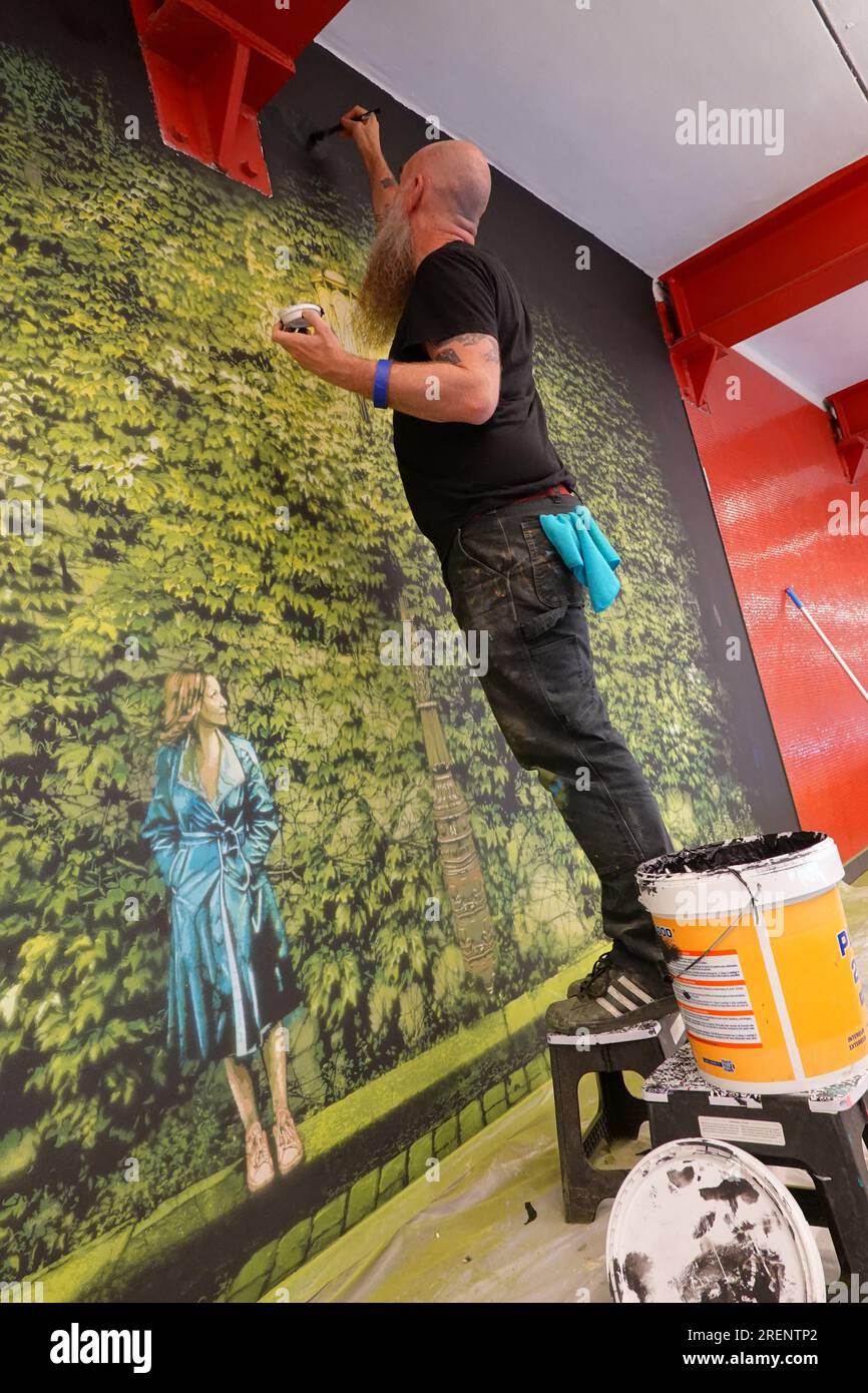 Paris, Street Artist Logan Hicks (USA) vollendet ein Wandbild in der Metro-Station Auber ...