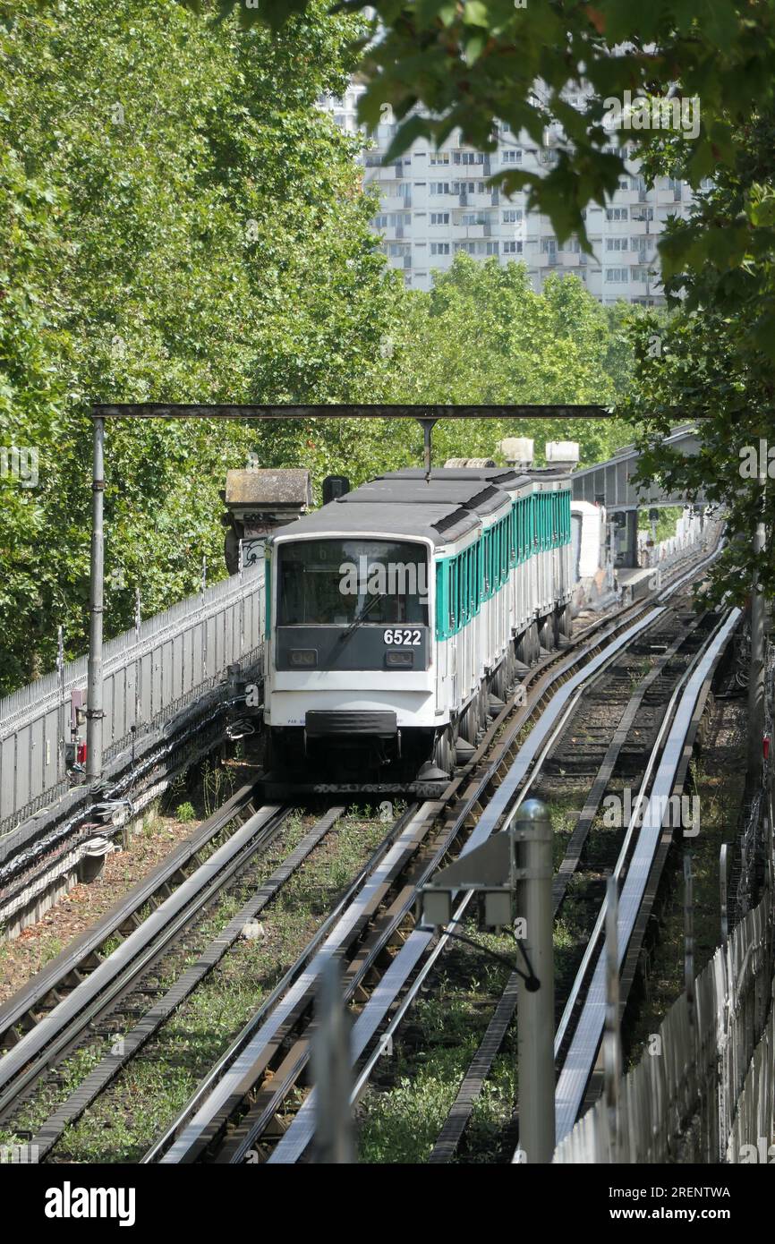Paris, Metro, Linie 6 nahe Saint-Jacques // Paris, Metro Line 6 near ...