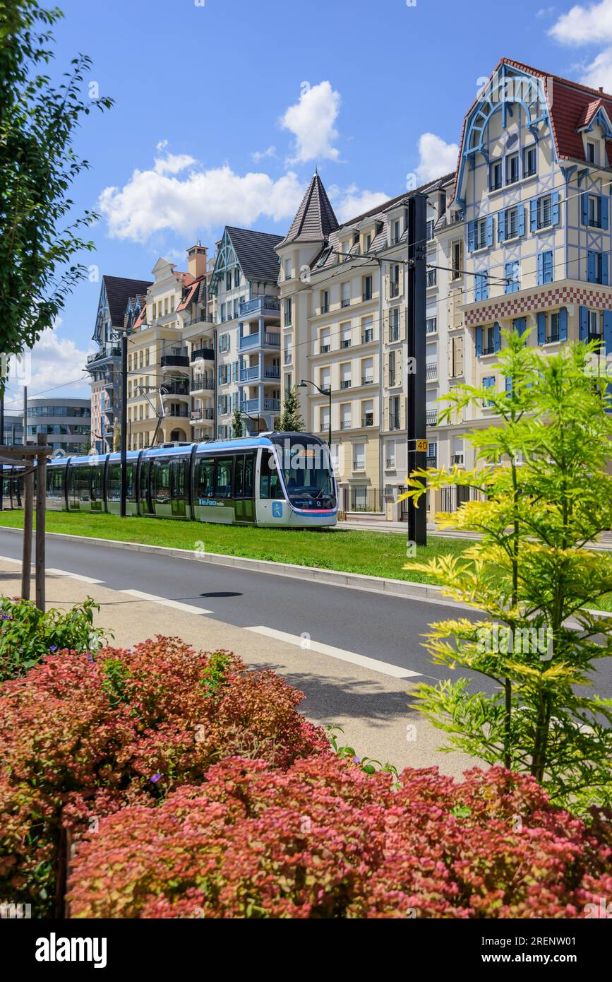 Paris, moderne Straßenbahn T10, Noveos // Paris, modern Tramway T10 ...