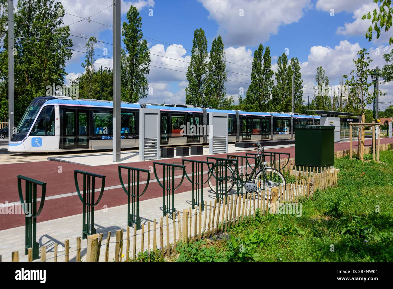 Paris, moderne Straßenbahn T10, Jardin Parisien // Paris, modern ...