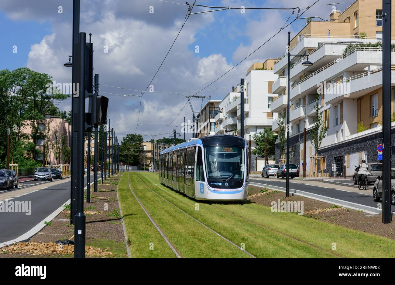Paris, moderne Straßenbahn T10, Cite Jardin // Paris, modern Tramway ...
