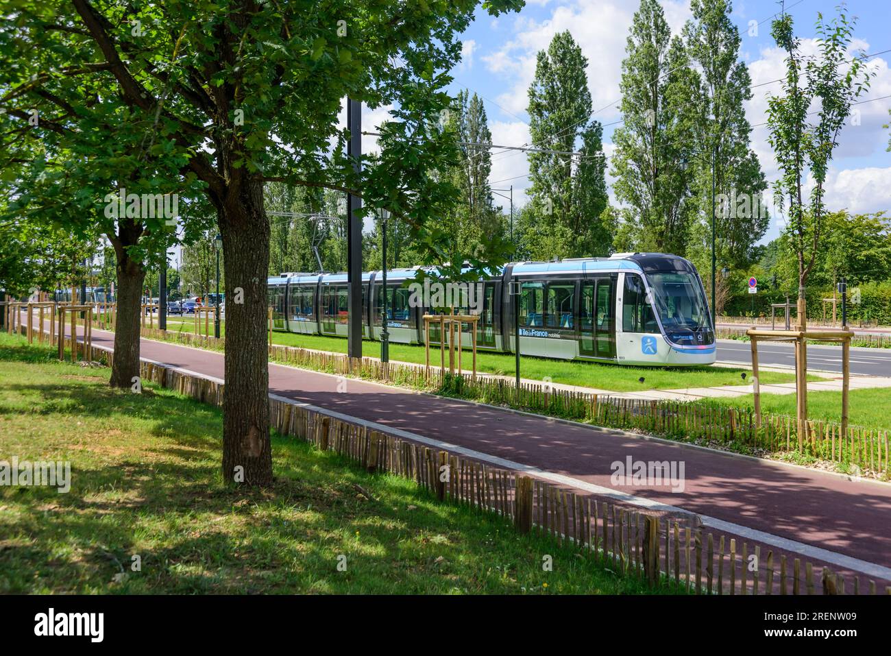 Paris, moderne Straßenbahn T10, Jardin Parisien // Paris, modern ...