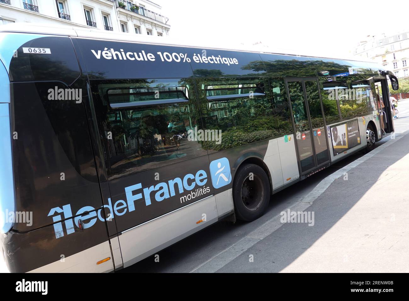 Paris, elektrischer Bus // Paris, Electric Bus Stock Photo - Alamy