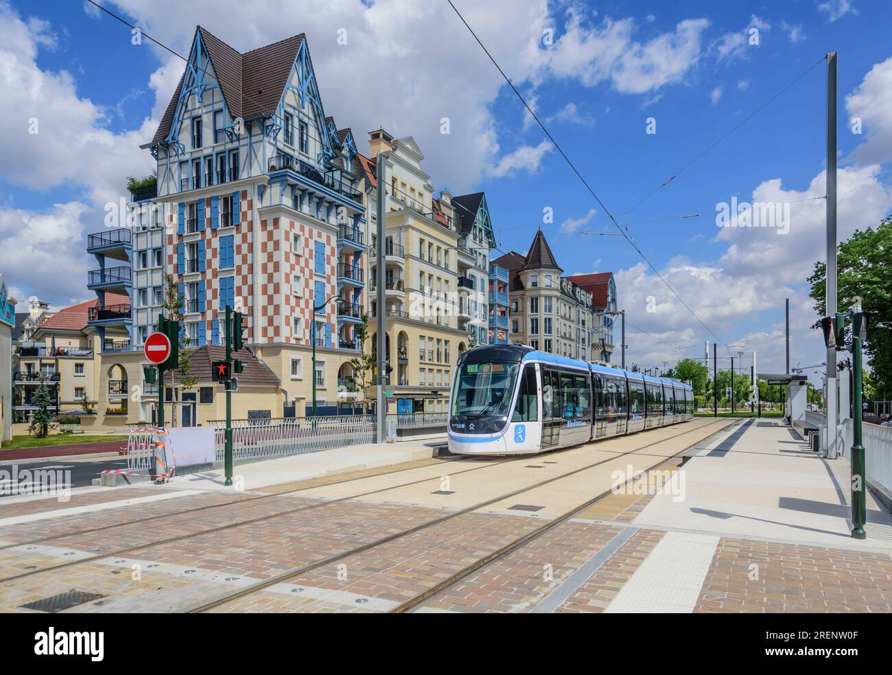 Paris, moderne Straßenbahn T10, Noveos // Paris, modern Tramway T10 ...