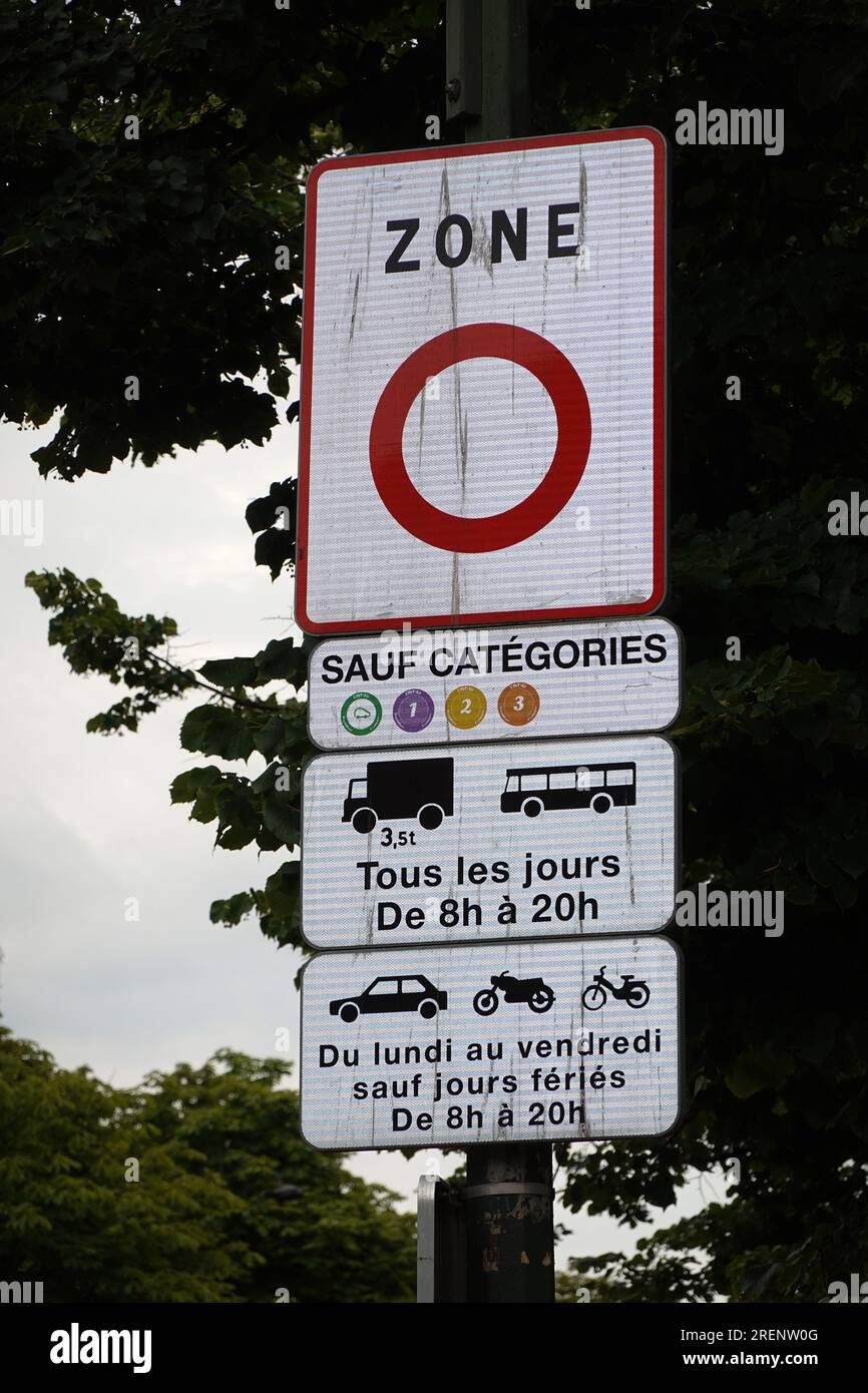 Paris, Verkehrszeichen Umweltzone // Paris, Traffic Sign Low emission ...