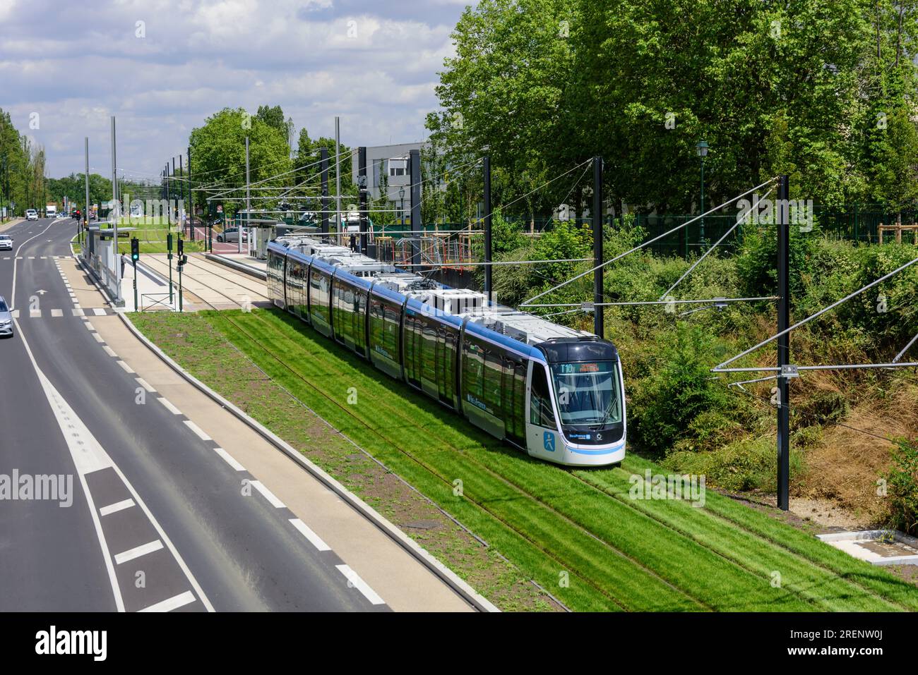 Paris, moderne Straßenbahn T10, Hopital Beclere // Paris, modern ...