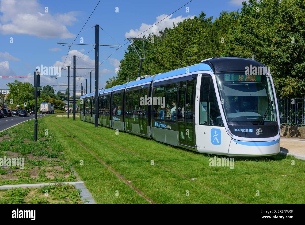 Paris, moderne Straßenbahn T10, Croix de Berny // Paris, modern Tramway ...