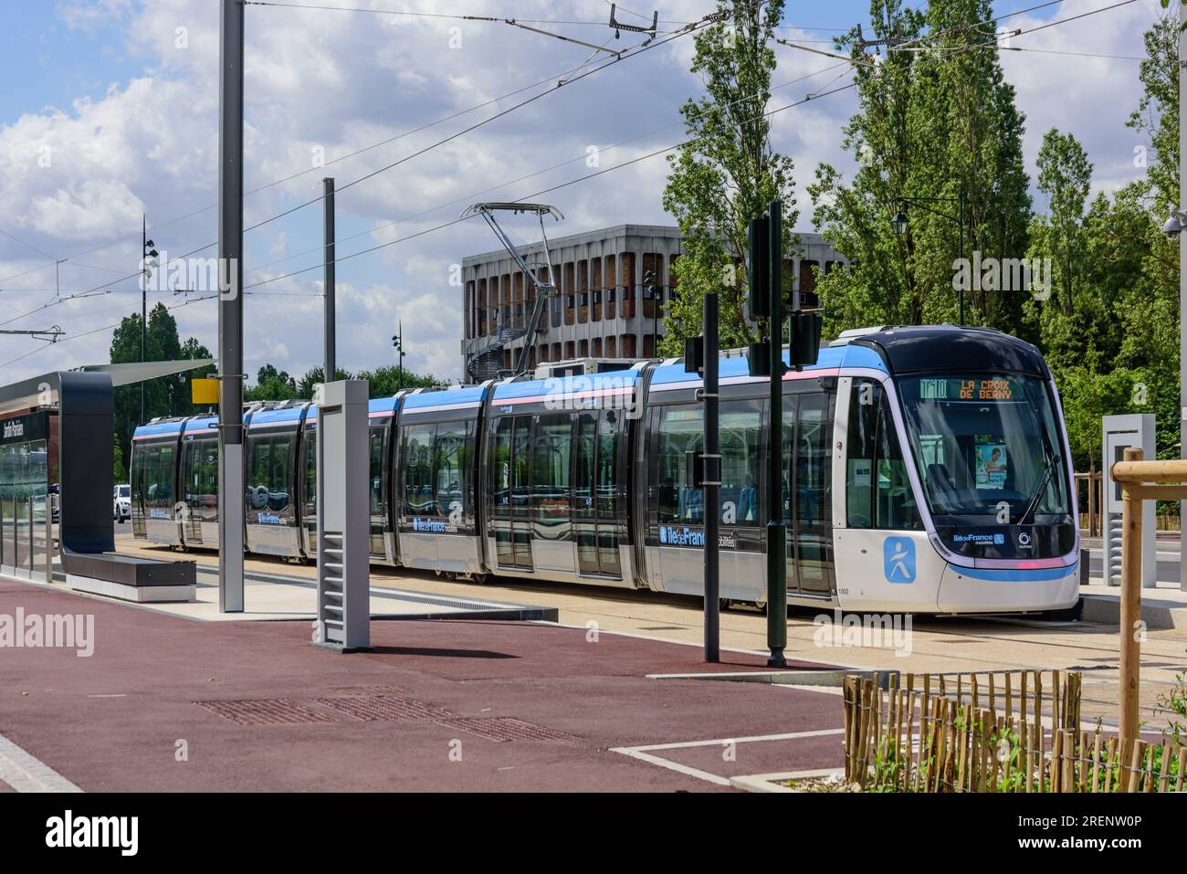 Paris, moderne Straßenbahn T10, Jardin Parisien // Paris, modern ...