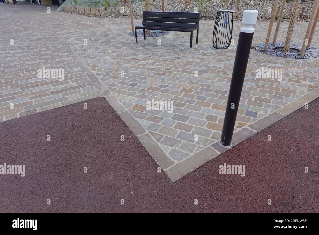 Bollard paris hi-res stock photography and images - Alamy