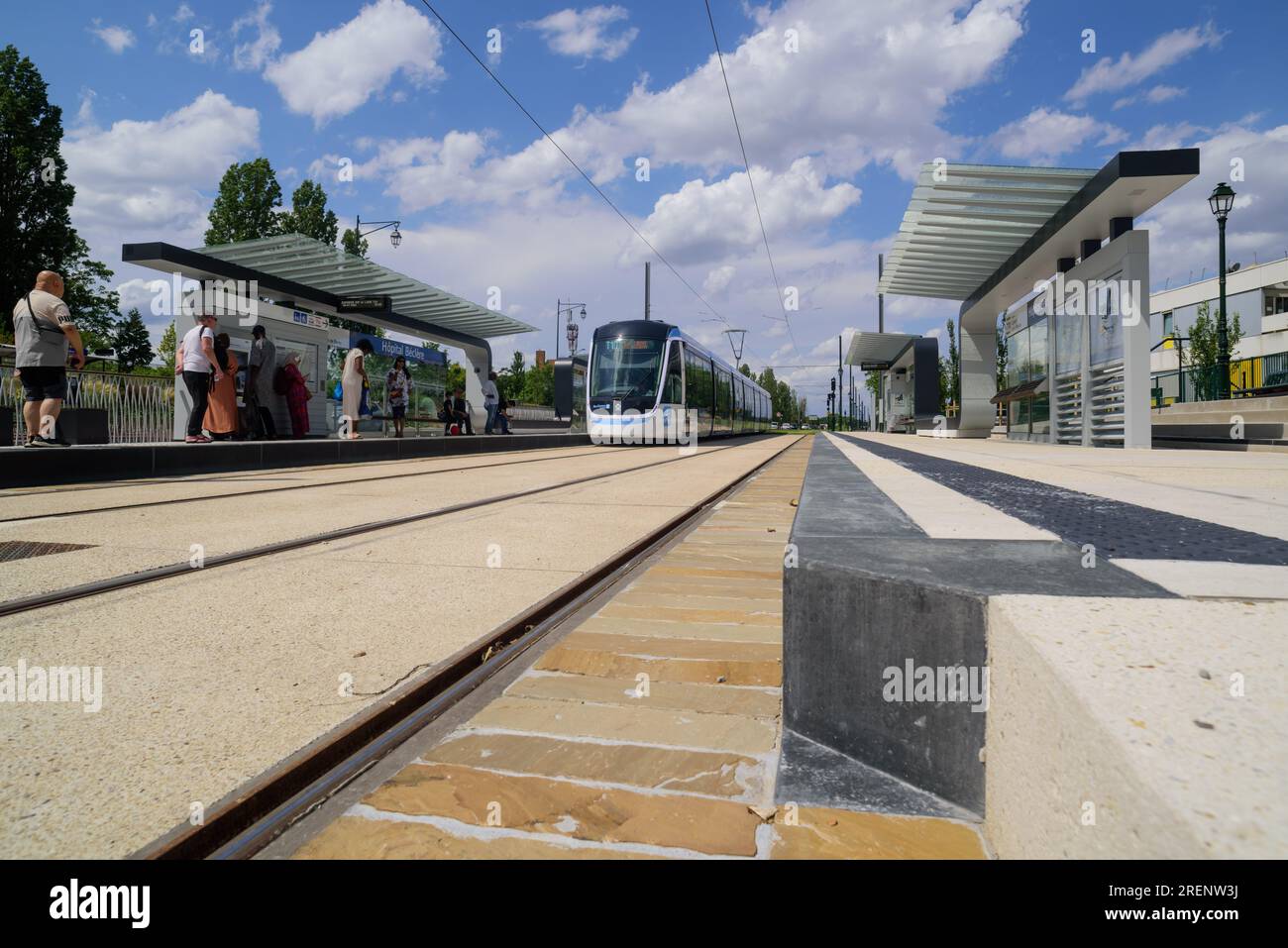 Paris, moderne Straßenbahn T10, Hopital Beclere // Paris, modern ...