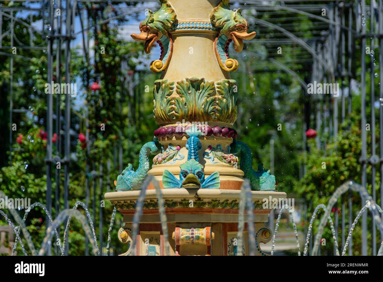 Budapest, Stadtwäldchen Varosliget, Zsolnay-Brunnen im Rosengarten ...