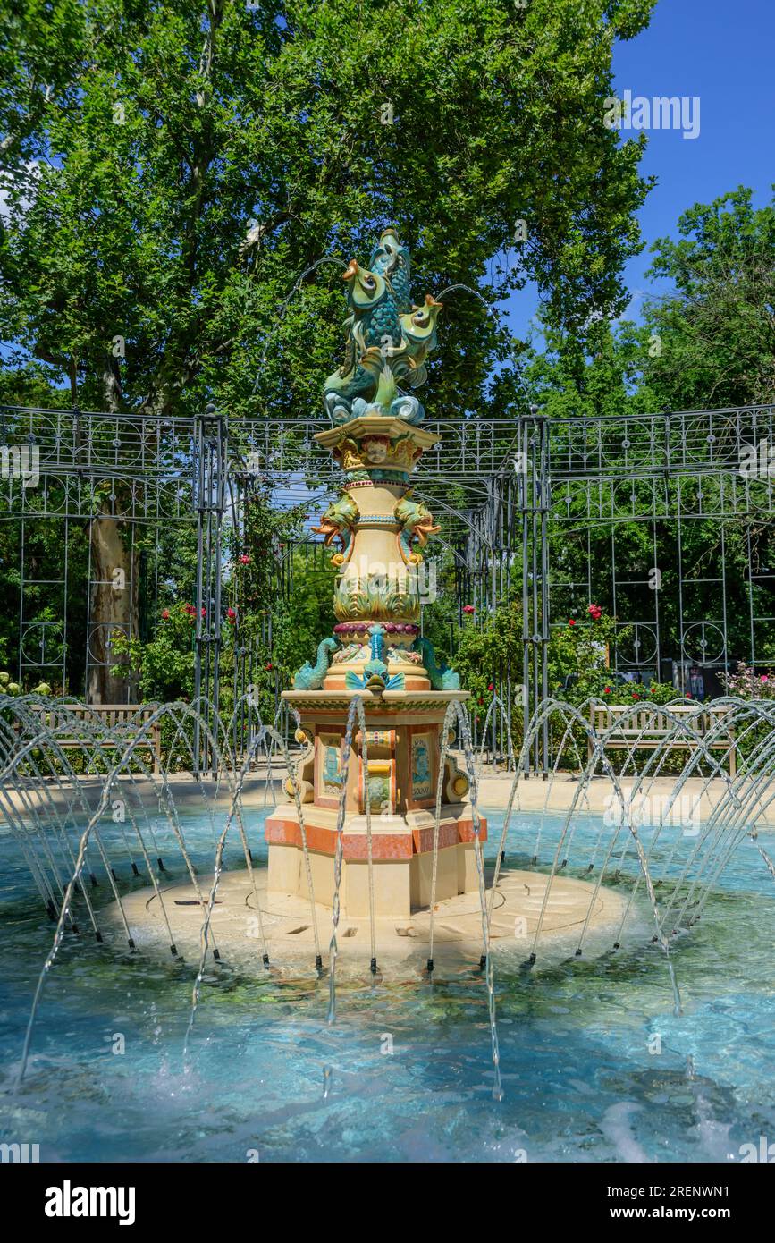 Budapest, Stadtwäldchen Varosliget, Zsolnay-Brunnen im Rosengarten ...