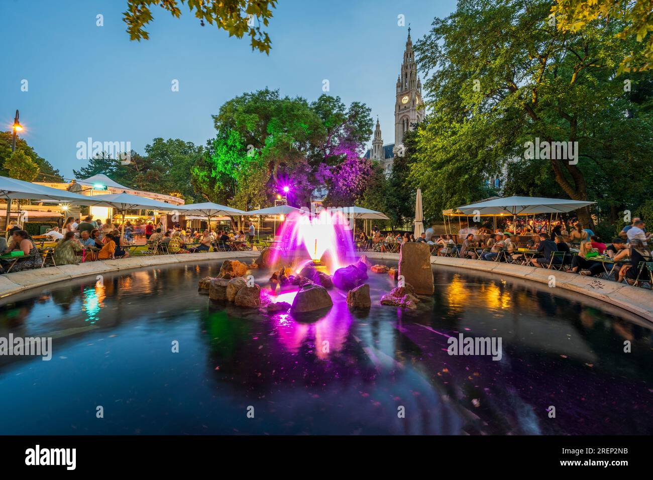 Rathausplatz and fountain hi-res stock photography and images - Alamy