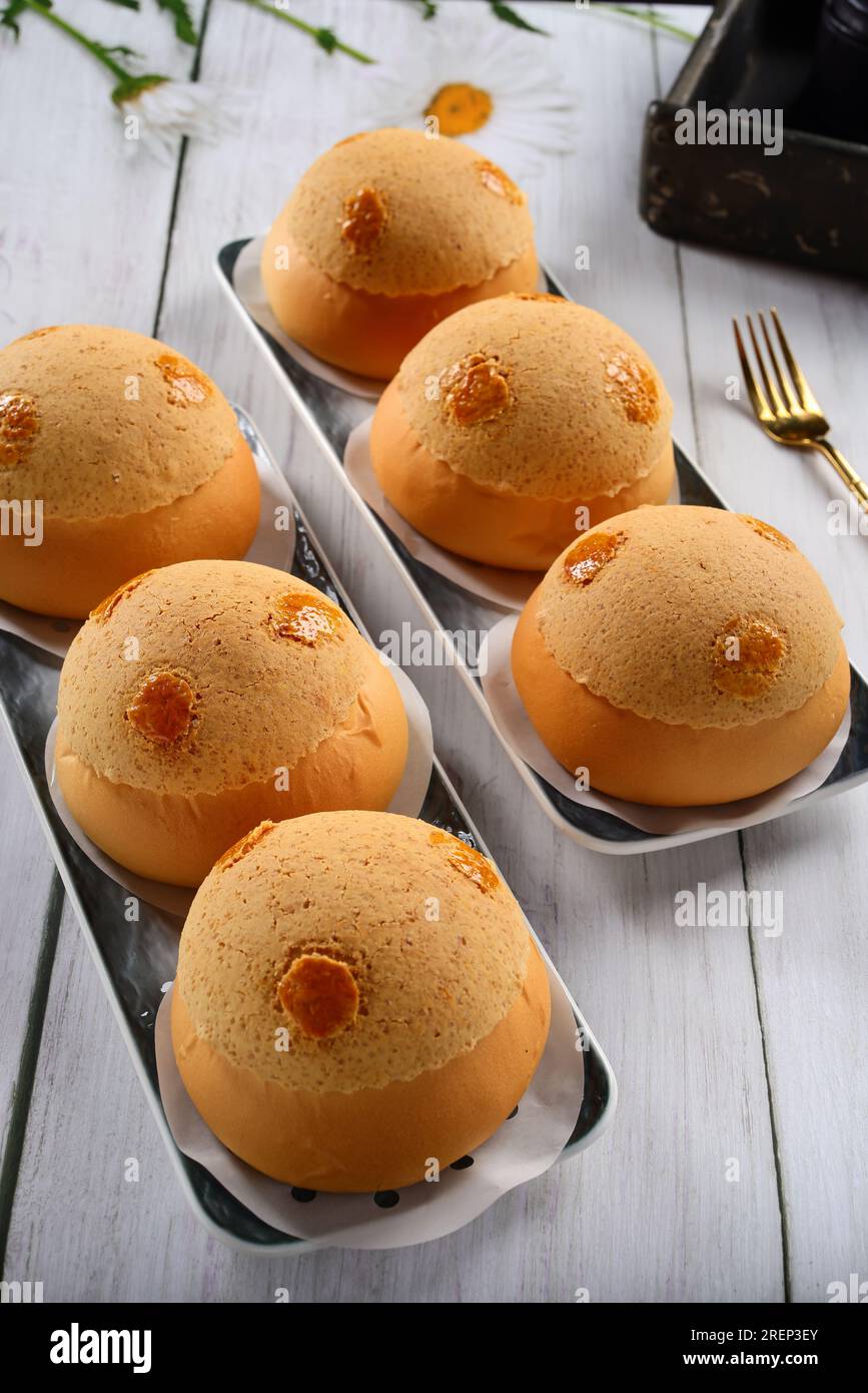 Hong kong pineapple bun butter hi-res stock photography and images - Alamy