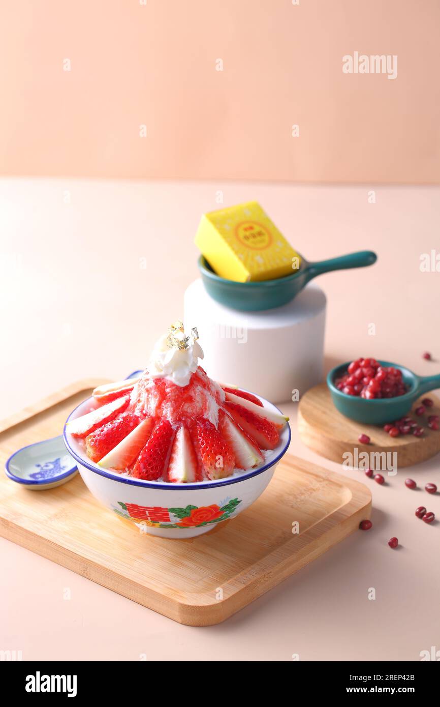 Korean shaved ice dessert with sweet toppings, strawberry Bingsu Stock ...