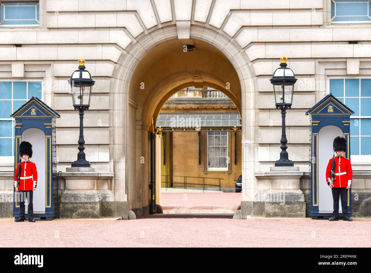 Buckingham palace and sentry box hi-res stock photography and images ...