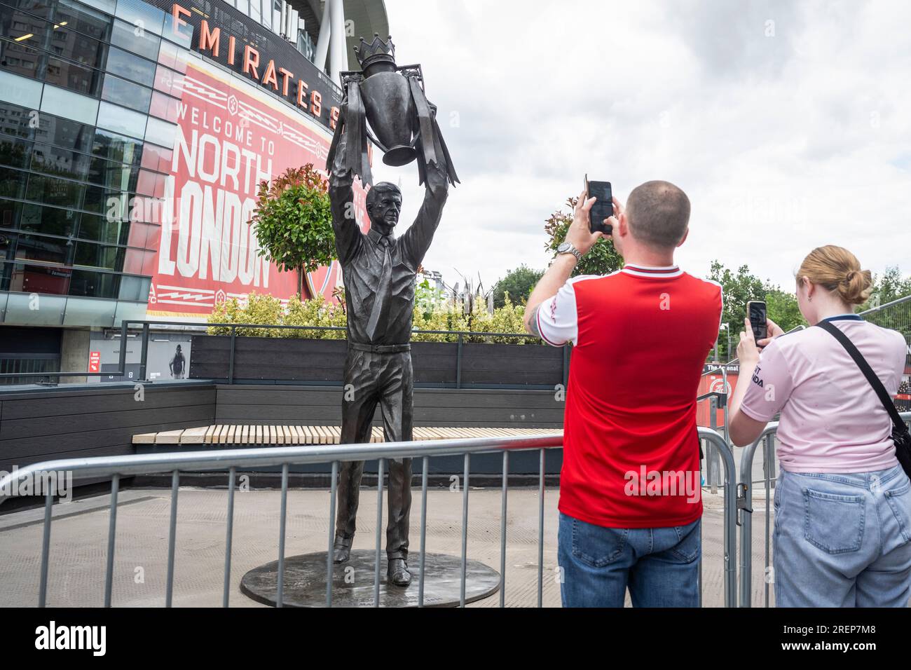 London, UK. 29 July 2023. Fans view the statue of Arsenal manager ...