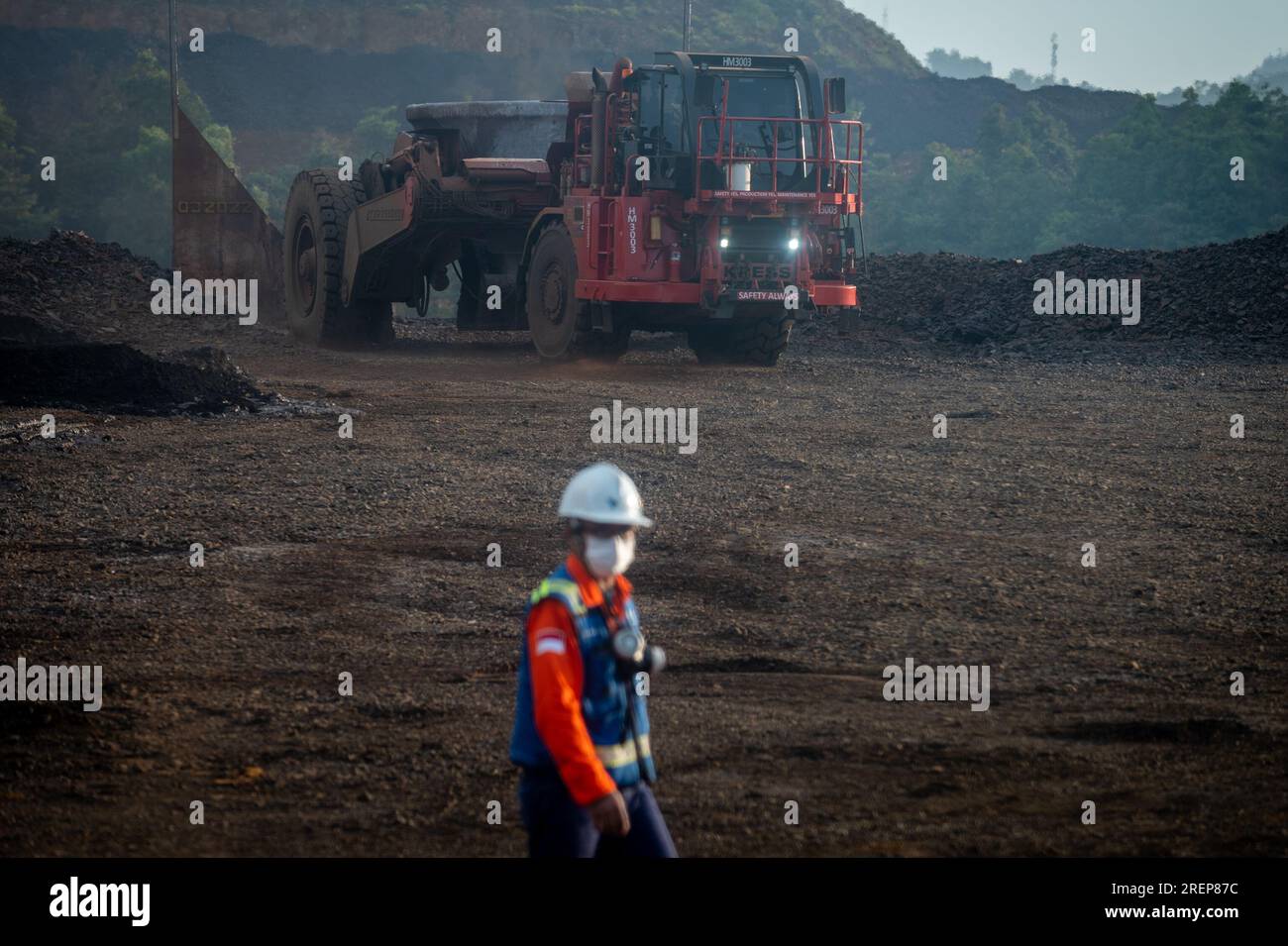 Slag processing hi-res stock photography and images - Alamy