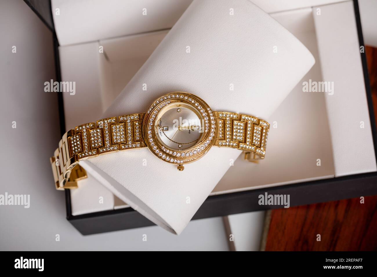 Hand wrist watch clock time designer luxury classic product items in ...