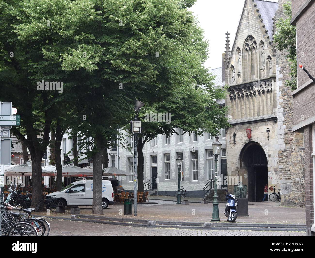 Basiliek van Onze Lieve Vrouwe (Basilica of Our Lady) Romanesque ...