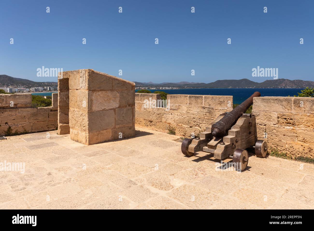 Coastal castle hi-res stock photography and images - Alamy