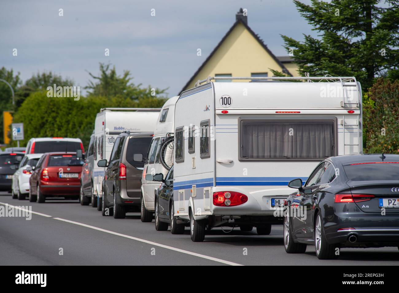 Long queue hotel hi-res stock photography and images - Alamy