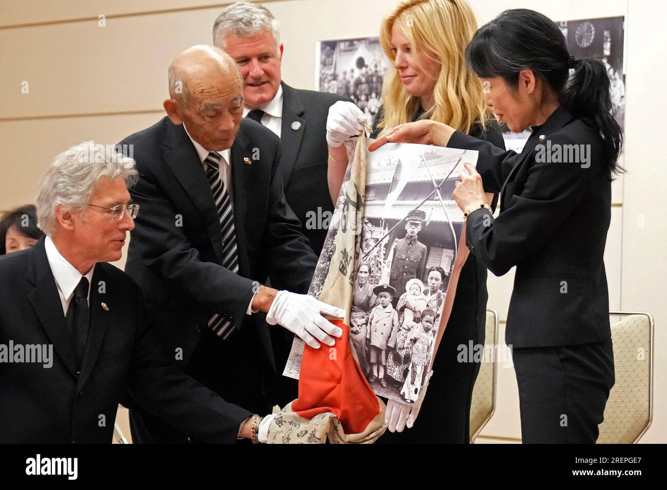 Toshihiro Mutsuda, the elderly son of Japanese soldier Shigeyoshi ...
