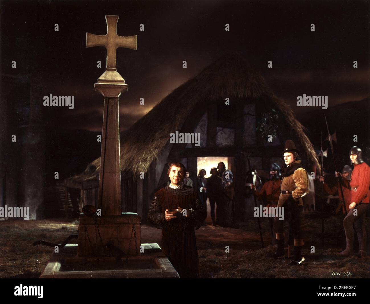 RALPH RICHARDSON and ESMOND KNIGHT in RICHARD III 1955 director ...