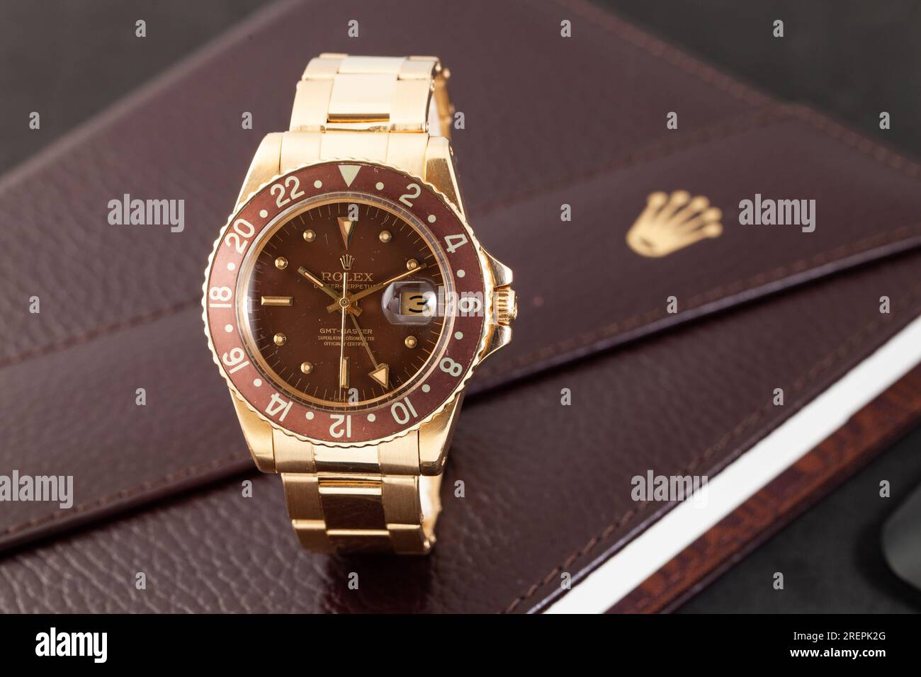 Rare sample of a vintage GMT-Master II in yellow gold in stunning ...