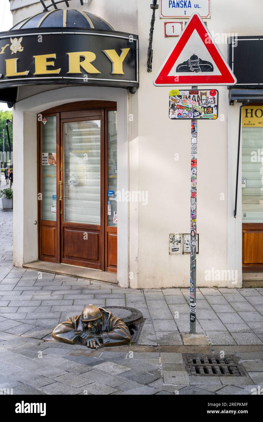 Cumil (Man at Work) bronze statue, Bratislava, Slovakia Stock Photo - Alamy