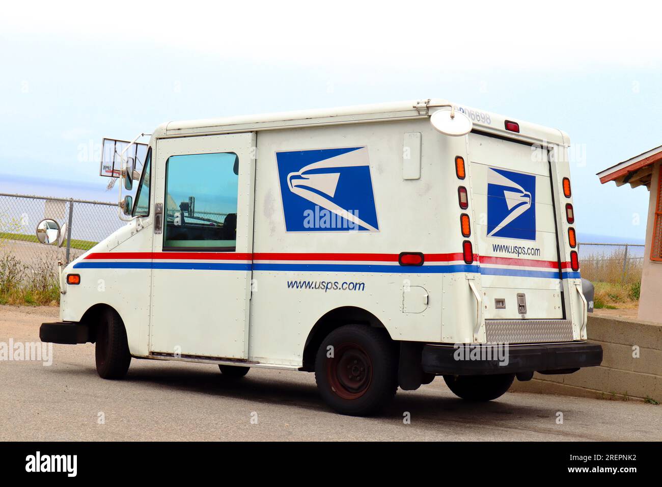 Usps delivery van hi-res stock photography and images - Alamy