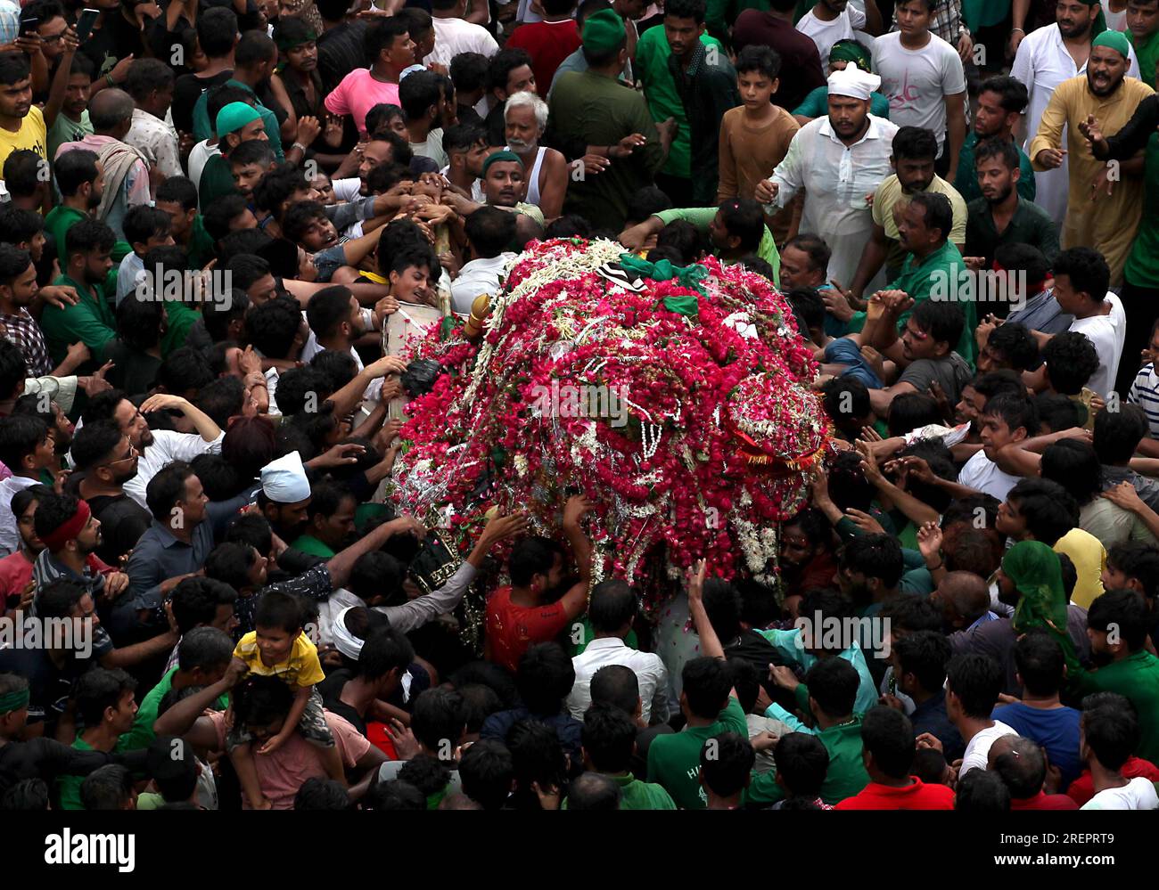 Prayagraj, India. 29/07/2023, Indian Muslim devotees carry a symbolic ...