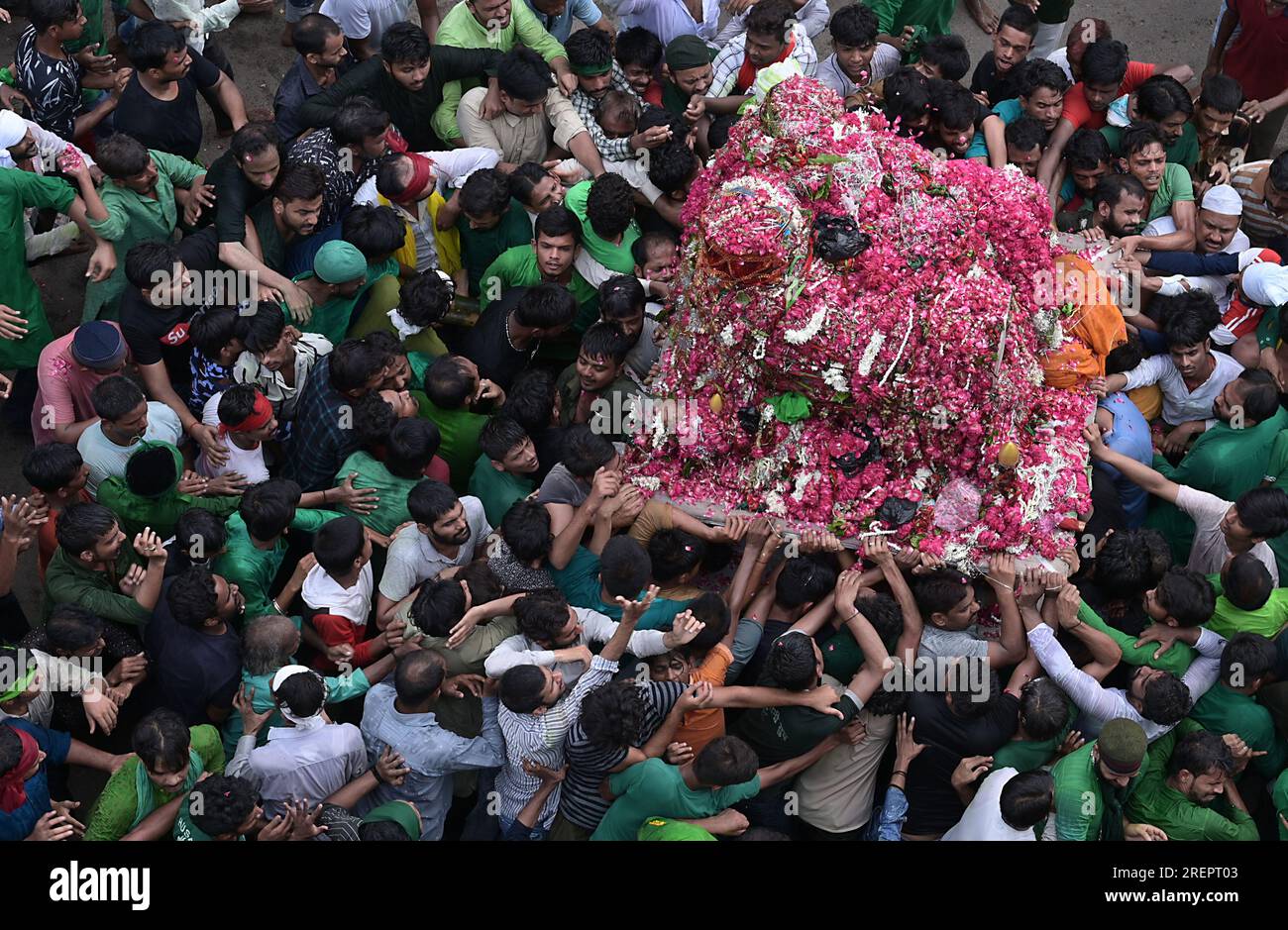 Prayagraj, India. 29/07/2023, Indian Muslim devotees carry a symbolic ...