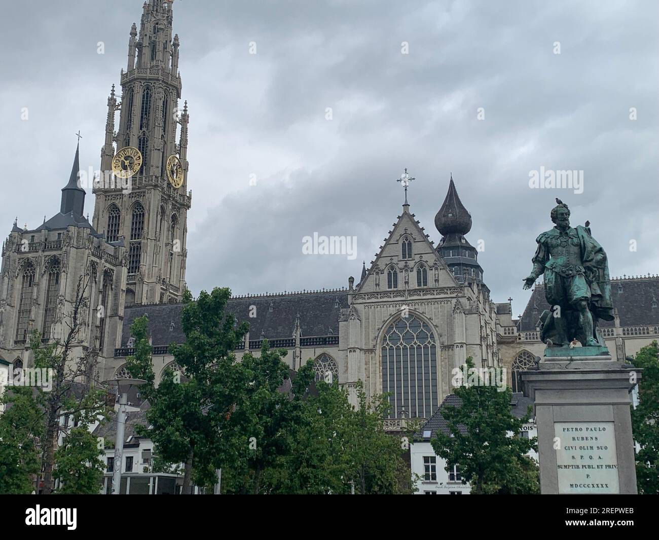 Statue Peter Paul Rubens + Onze-Lieve-Vrouwekathedraal (Cathedral of ...