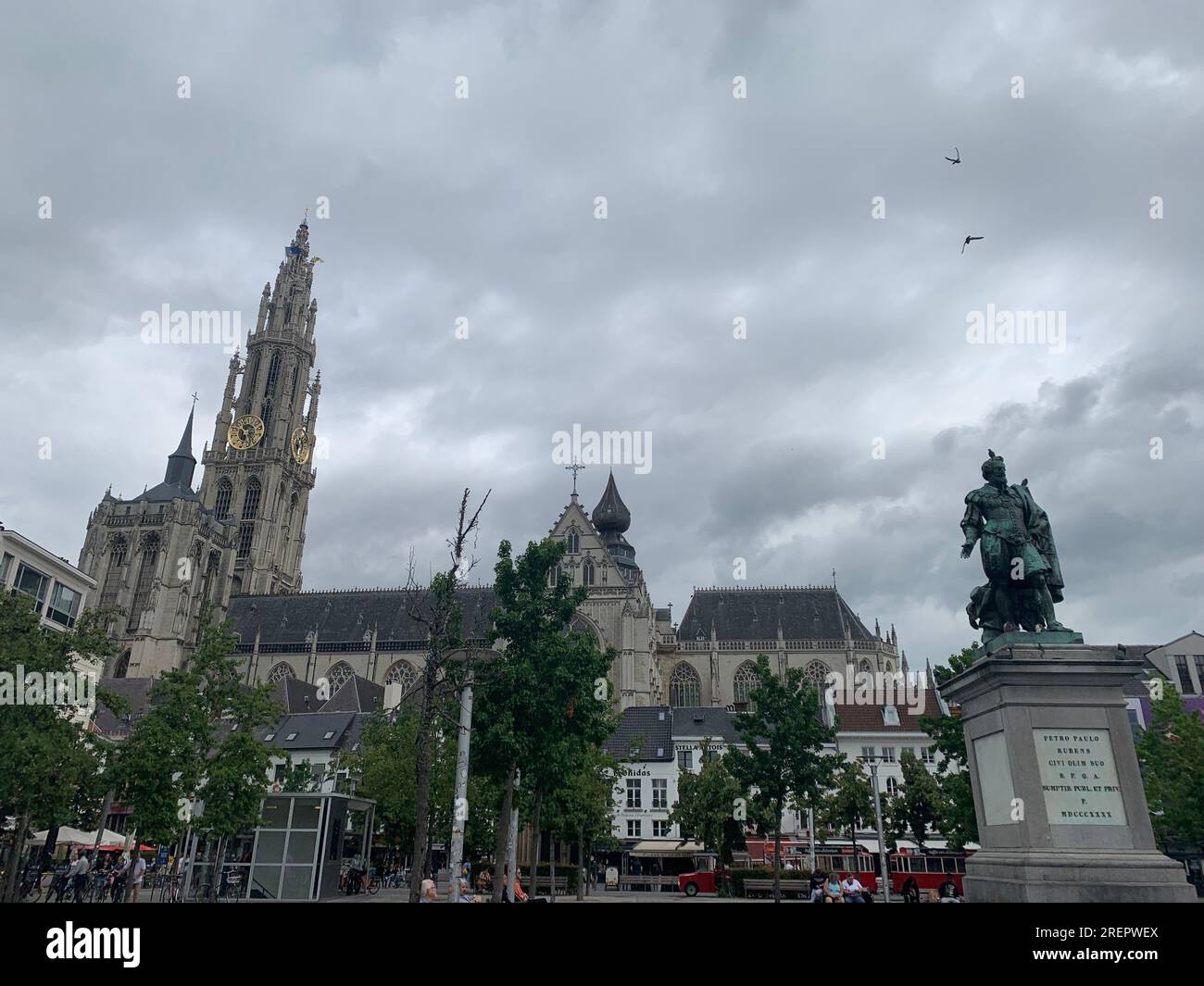 Statue Peter Paul Rubens + Onze-Lieve-Vrouwekathedraal (Cathedral of ...