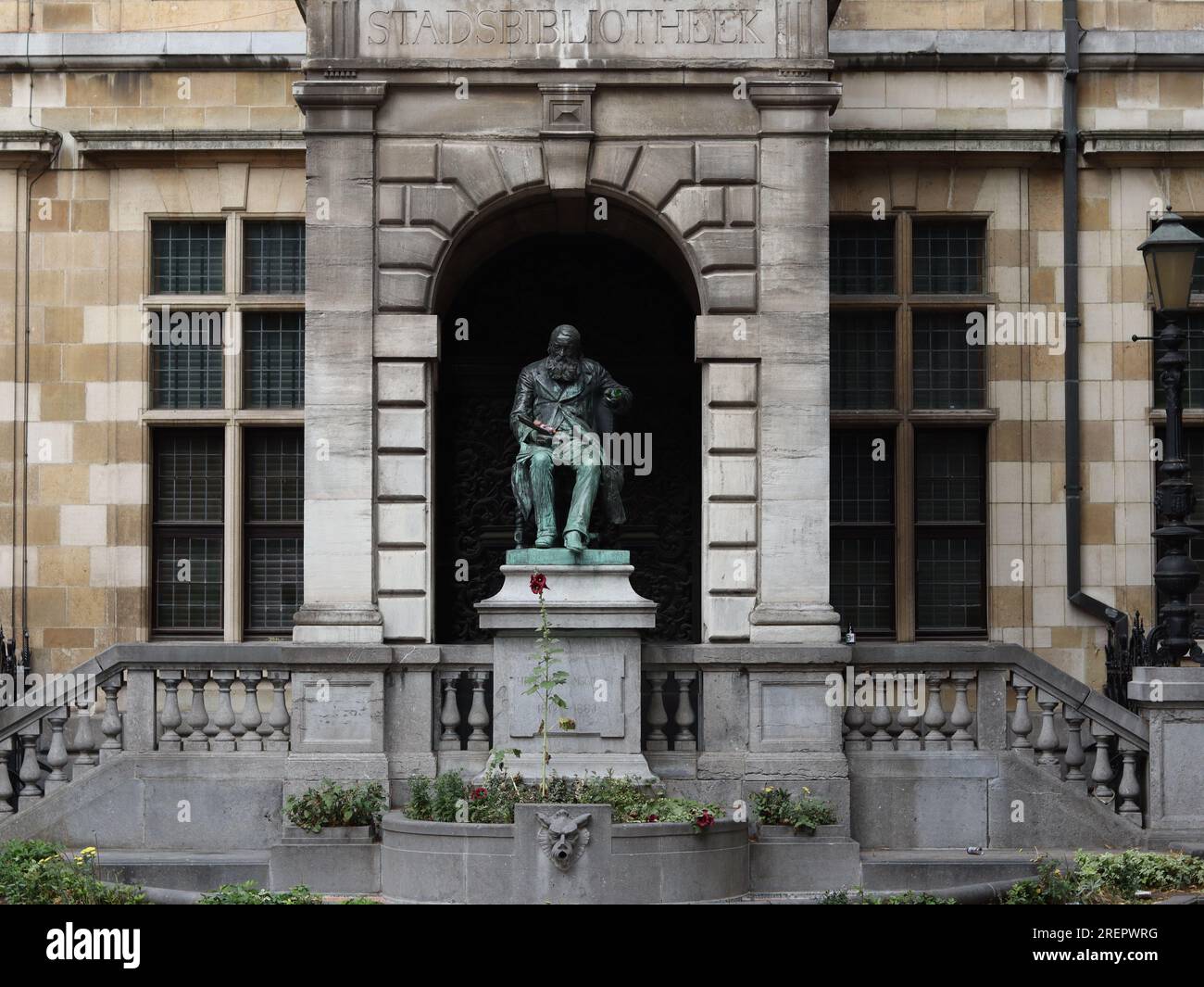 Standbeeld Hendrik Conscience door beeldhouwer Fr Joris (Statue of ...