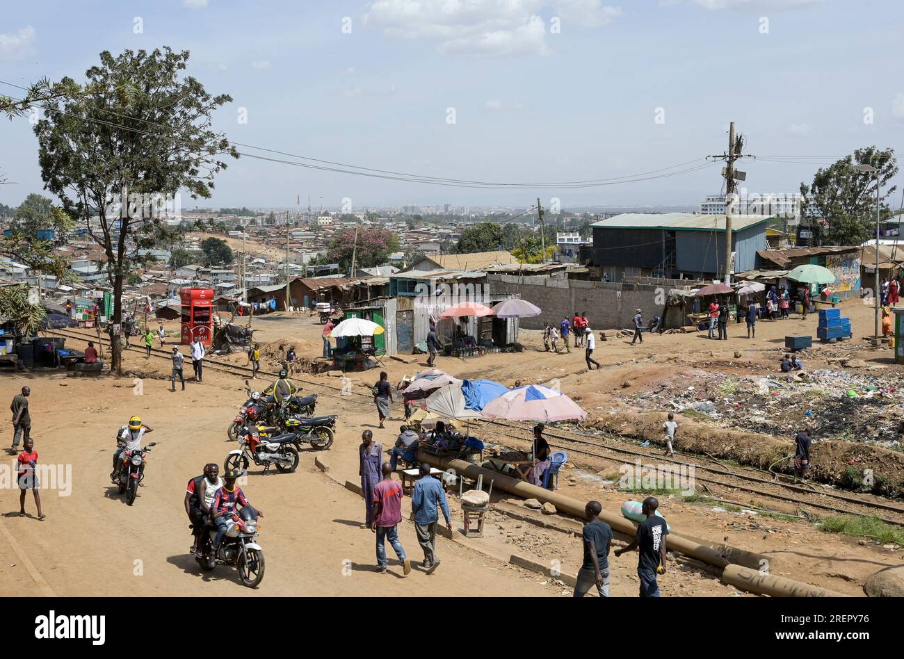 KENYA, Nairobi, Kibera slum, railway line / KENIA, Nairobi, Slum Kibera ...
