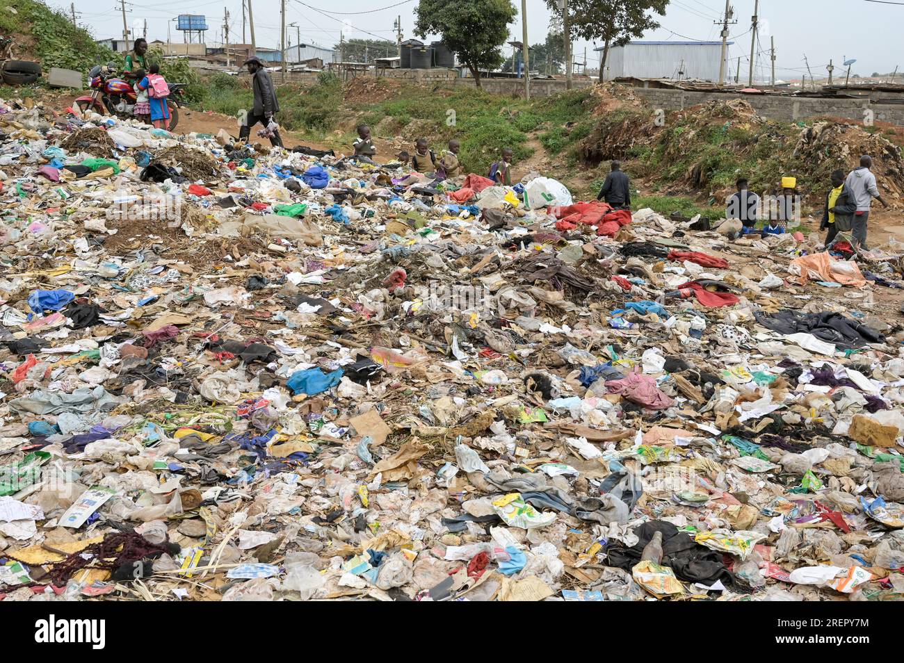 KENYA, Nairobi, Kibera slum, garbage / KENIA, Nairobi, Slum Kibera ...