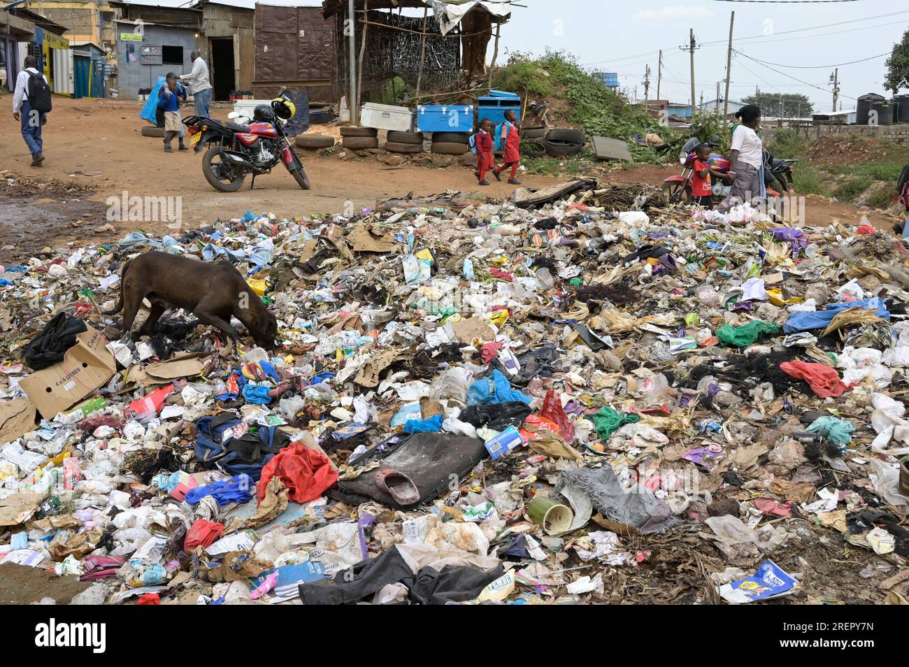 KENYA, Nairobi, Kibera slum, garbage / KENIA, Nairobi, Slum Kibera ...