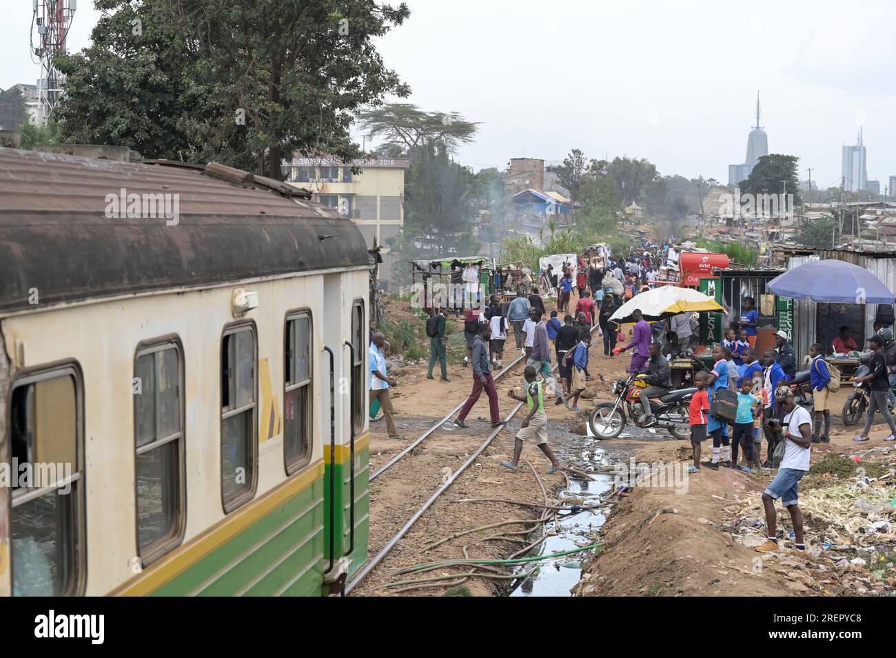 KENYA, Nairobi, Kibera slum, railway crossing / KENIA, Nairobi, Slum ...